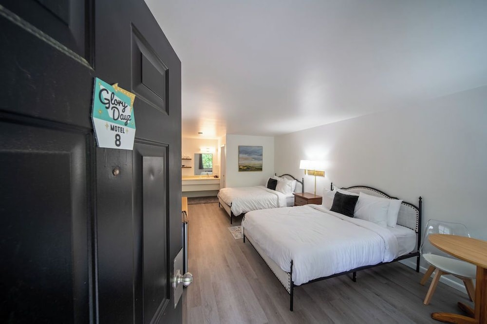 Enjoy The Charm Of Queen Suite Number 8 At Glorydayz! - Eureka Springs, AR