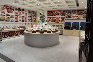 Uma área de exposição de comida com diversos pratos e uma peça decorativa central.