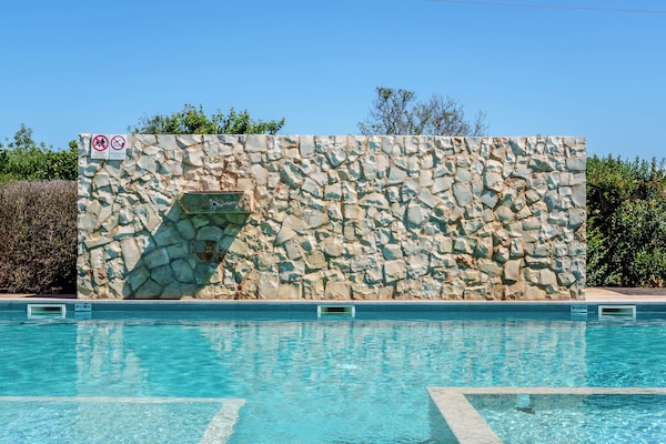 Piscina externa, guarda-sóis, espreguiçadeiras