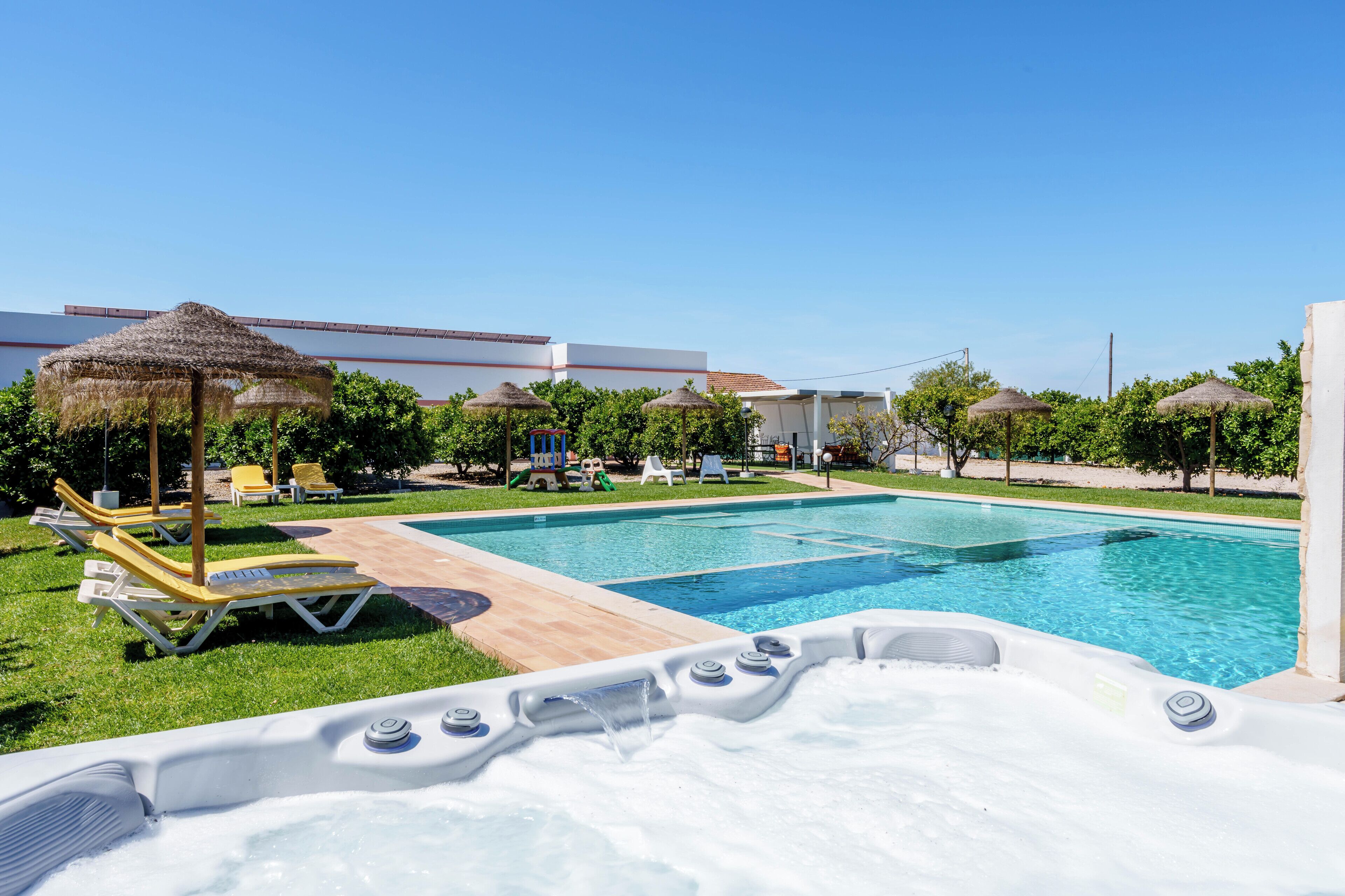 Piscina exterior, guarda-sóis, espreguiçadeiras 