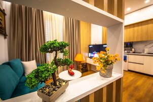 Alpha Deluxe King Studio | Área de estar | Smart TV 40 cm com canais a cabo