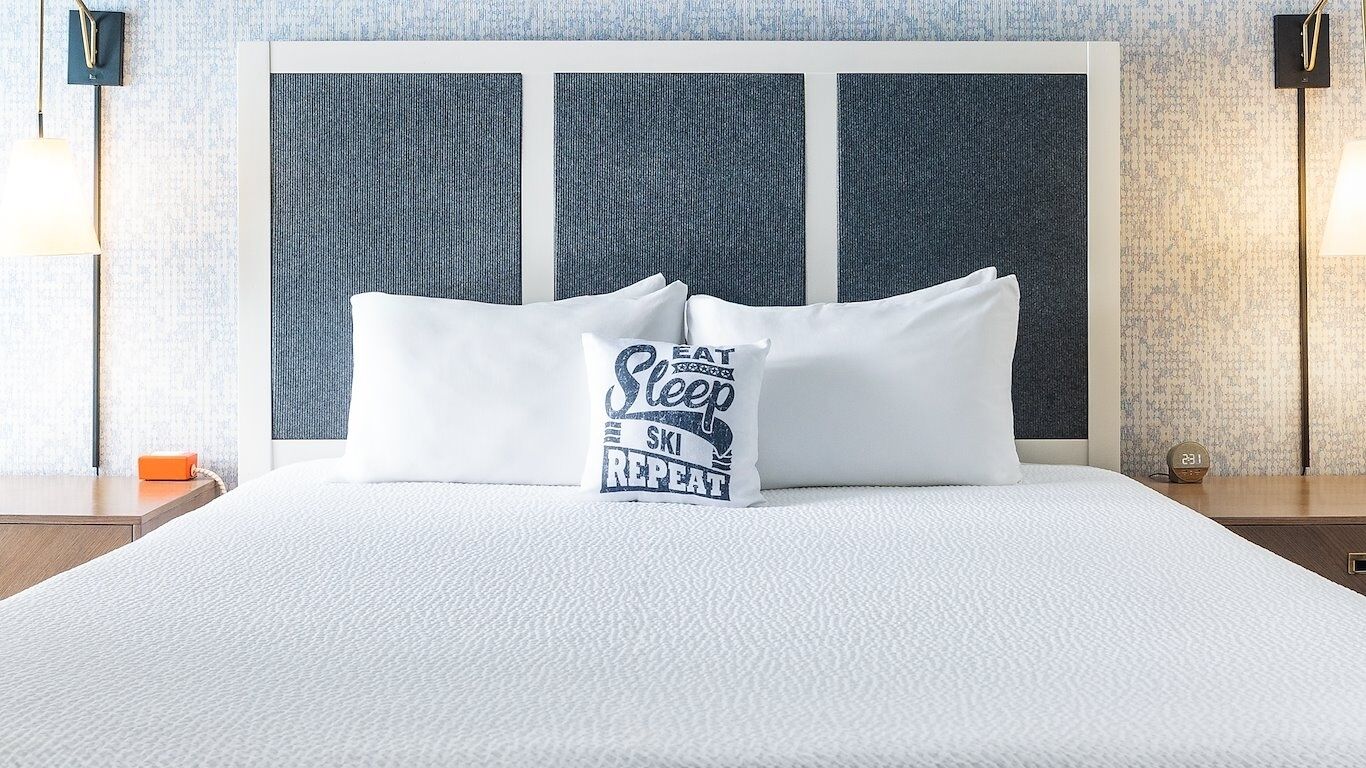 Adventurer's Delight: Ski-in, Ski-out Access & On-site Ski Equipment Hire - Steamboat Springs, CO