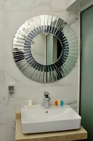 Quarto Individual Executivo, vista para o jardim | Casa de banho | Chinelos, toalhas fornecidas, sabão, champô 