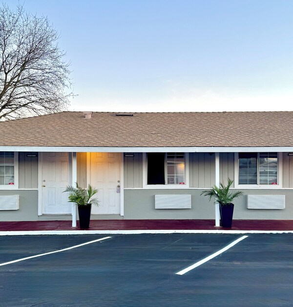 Budget Motel - Hollister, CA