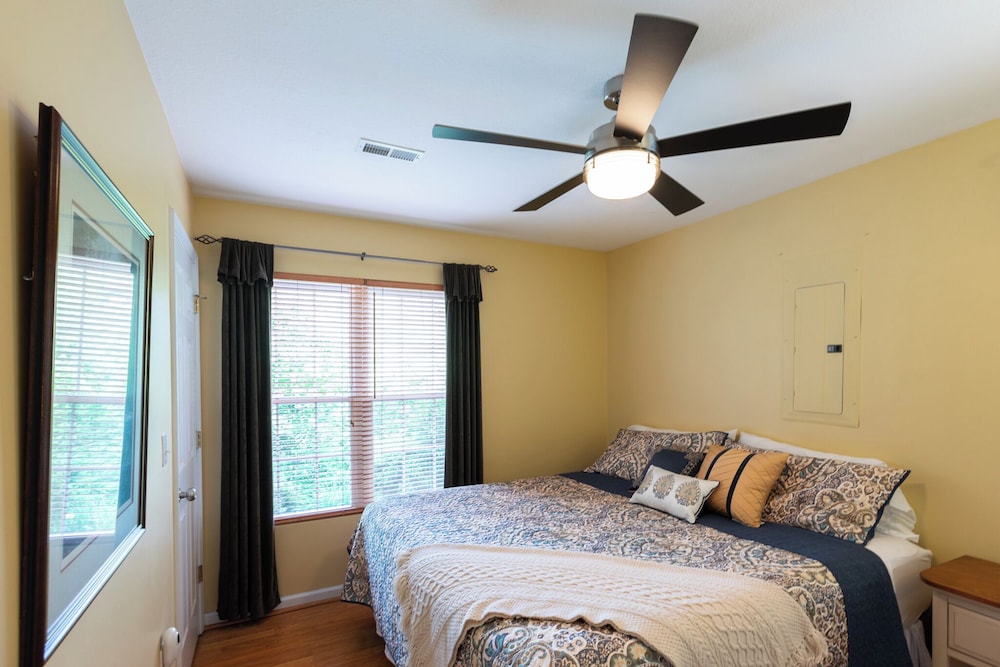 Pearson Lane | Pet Friendly | Close to town - 2 Bedroom - Buncombe County | Vrbo