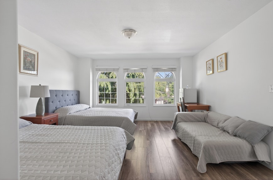 Master Bedroom 208 Located In Burnaby (Metrotown Area) - Burnaby
