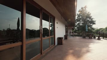 Quarto casal luxo, 1 cama King, para não fumantes, vista para o jardim | Terraço/pátio