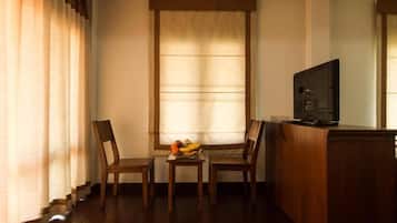 Quarto casal luxo, 1 cama King, para não fumantes, vista para o jardim | Wi-Fi de cortesia