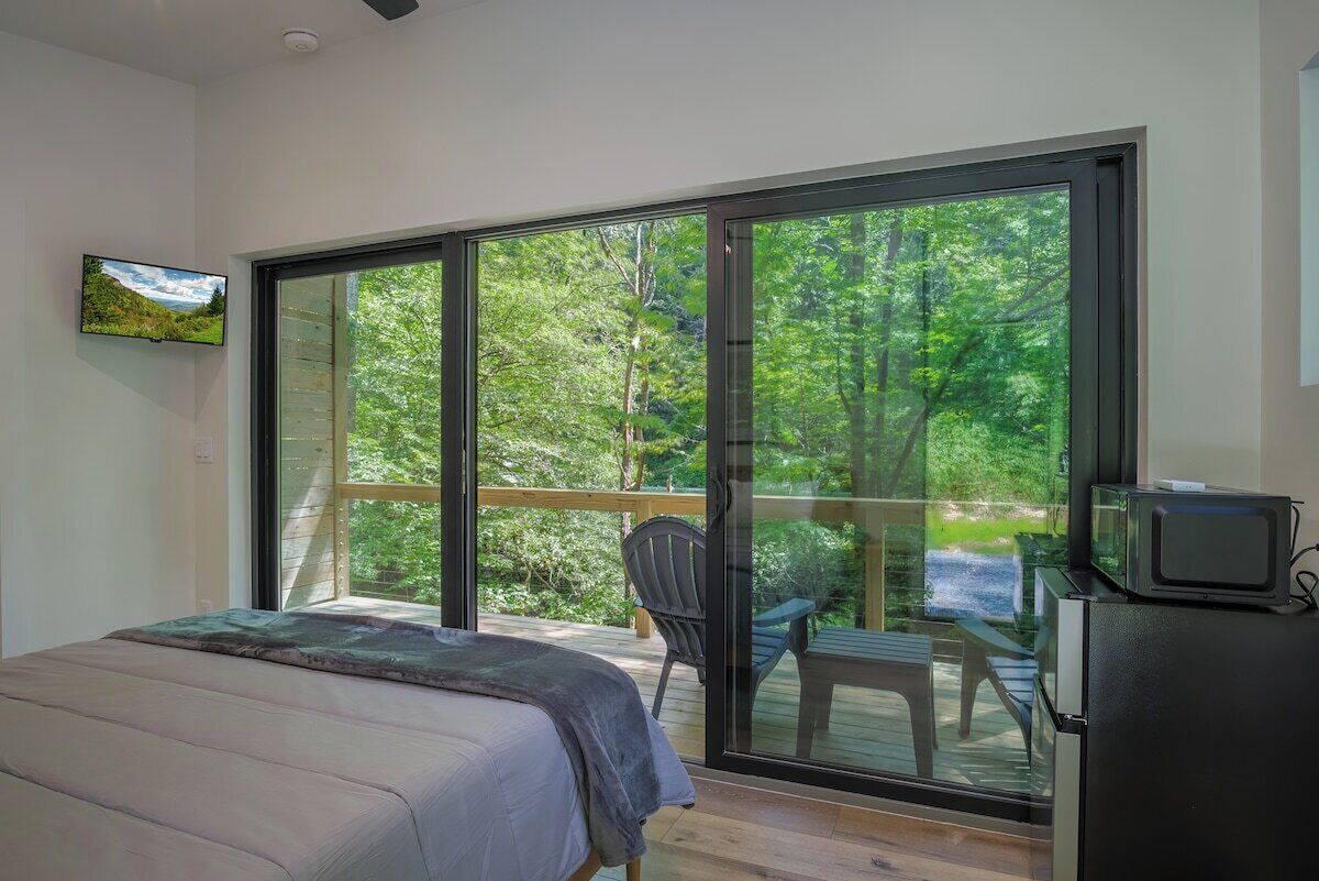 24 Caddisfly Court - Riverfront Fishing Cabin - Lake Jocassee