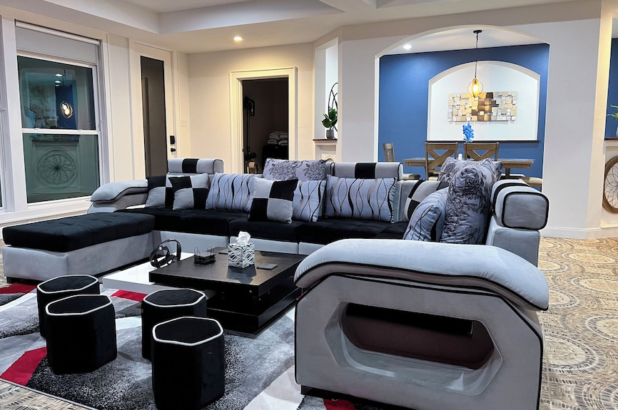 Luxury Spanish Style Getaway With Movie Theater, Ping Pong, & More! Sleeps 19! - Houston, TX