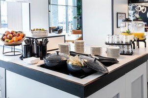 Café da manhã com buffet todos os dias (EUR 15 por pessoa) 