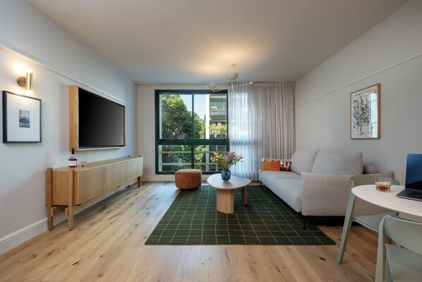 Apartamento, 1 cama queen-size e sofá-cama | Sala de estar | Televisor 