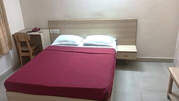 3 Bed Deluxe Non AC Room | Cofres nos quartos, escrivaninha, Wi-Fi de cortesia, roupa de cama