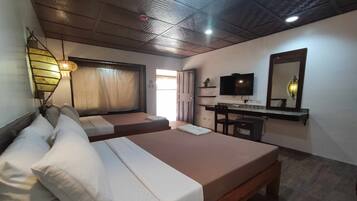 Quarto Familiar | Cofre no quarto, secretária, roupa de cama fornecida