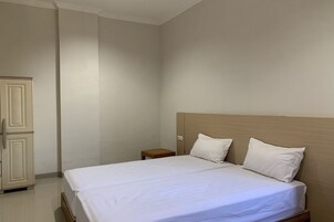 Quarto casal standard | Espaço de trabalho para notebook, Wi-Fi de cortesia, roupa de cama