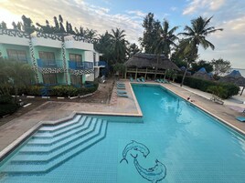 Piscina externa, espreguiçadeiras