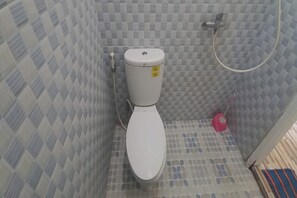 Quarto Duplo Básico | Casa de banho | Um polibã, toalhas fornecidas 