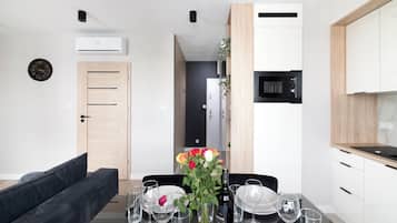 Apartamento de Luxo, 2 quartos, varanda, Vista para a cidade | Refeições no quarto