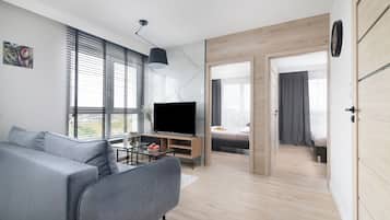 Apartamento de Luxo, 2 quartos, varanda, Vista para a cidade | Sala | Televisor de ecrã plano de 50 polegadas com canais via satélite
