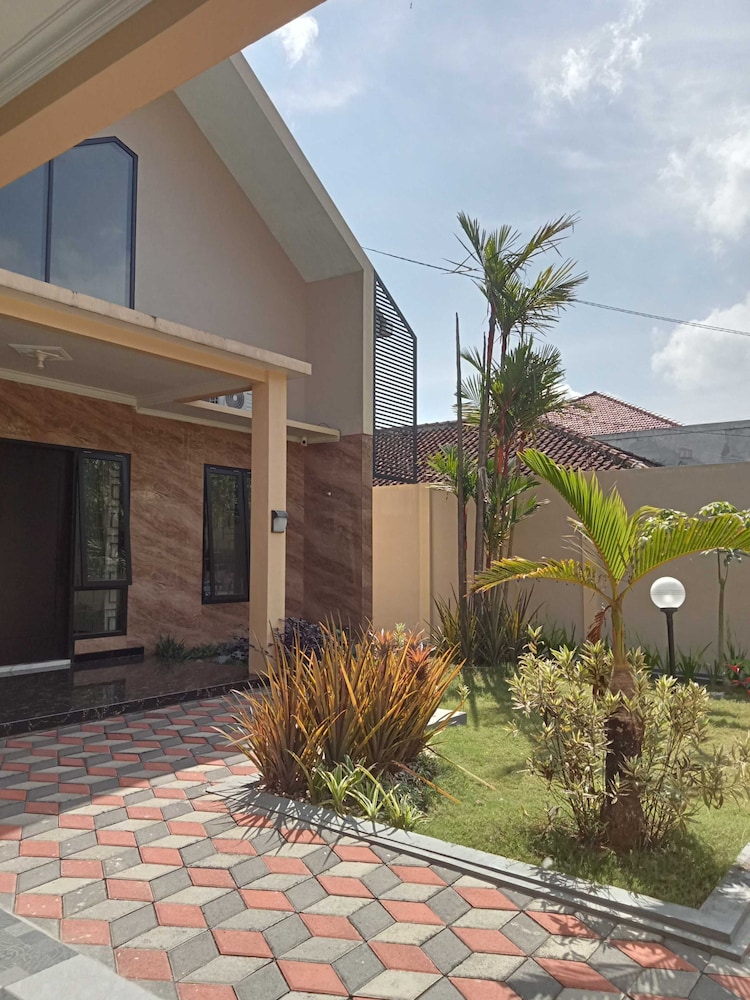 Express O 91708 Rumah Sriwijaya 12a Syariah - Jember