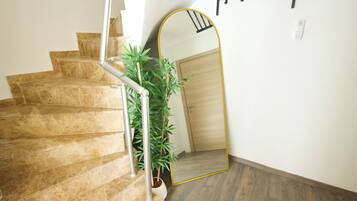 Apartamento design, 2 quartos, vista para a cidade | Roupas de cama premium, frigobar, ferros/tábuas de passar roupa