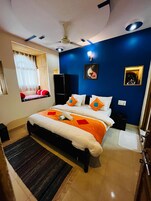 Quarto Duplo Deluxe, vista para a colina | Cofre no quarto, secretária adequada para computadores portáteis 