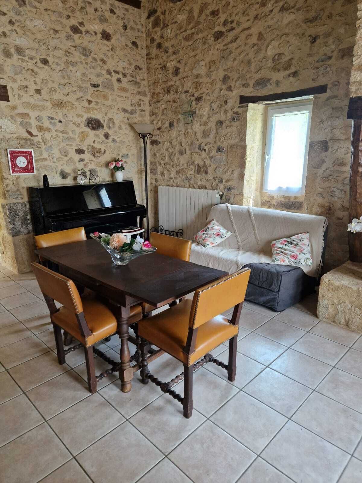 Le Gîte M, Jolie Petite Maison En Pierre De 75 M2. (4/6 P) - Biron