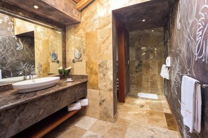 Suite-Estúdio, banheira de hidromassagem grande | Casa de banho | Artigos de higiene pessoal grátis, um secador de cabelo, chinelos 