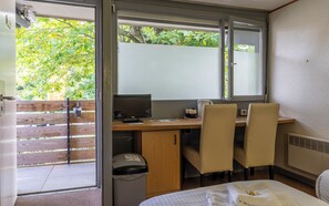 Quarto duplo standard, 2 camas de solteiro | Berços (sobretaxa), acesso grátis à internet com fio, roupa de cama