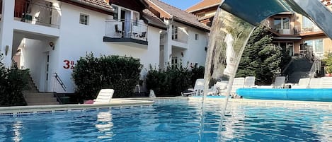 Piscina interna, piscina externa sazonal, guarda-sóis