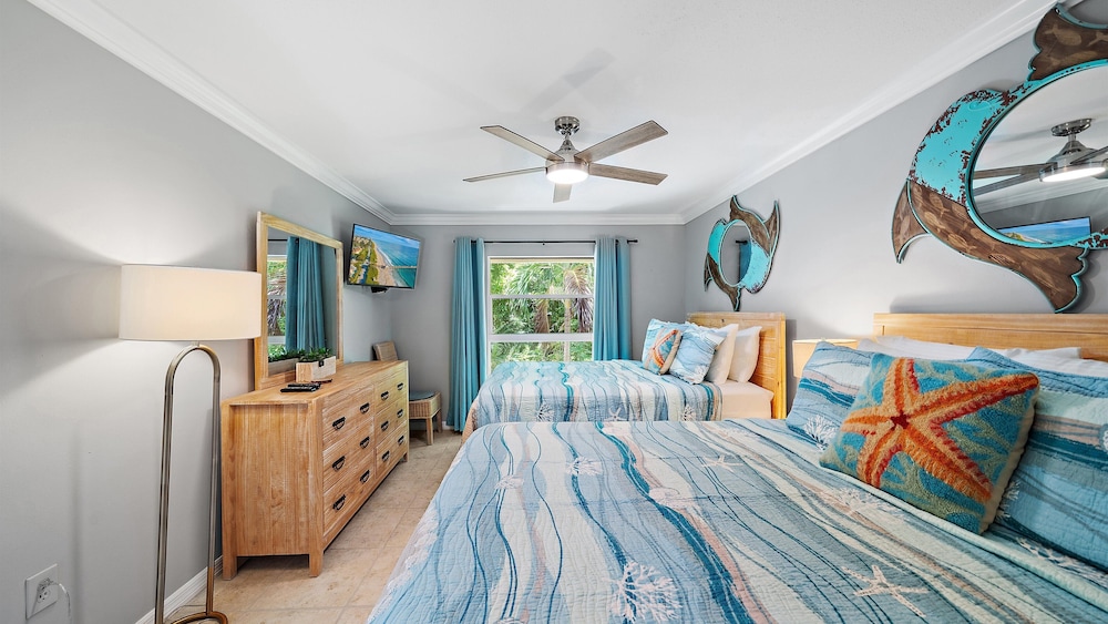 Beach Castle Resort, 2nd Floor, Updated, Walk To Beach/bay, Pool - Anna Maria Island, FL