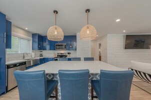 Vila família | Cozinha privada | Geladeira, micro-ondas, fogão, cooktop