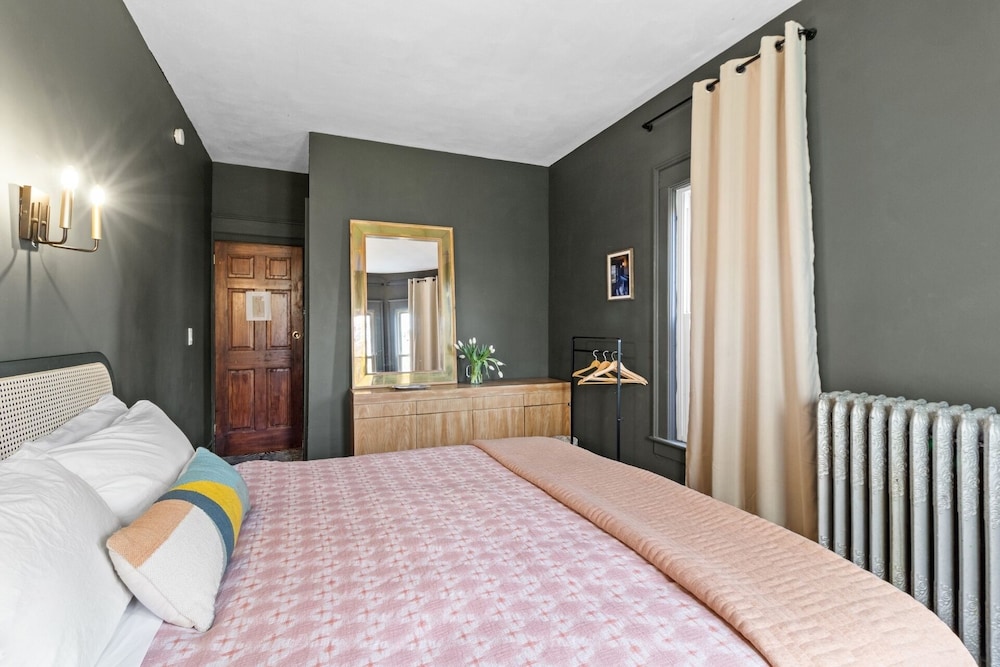 Spacious & Family- Friendly 3-bedroom On Peaceful Historic Tree-lined Street - Fort Erie
