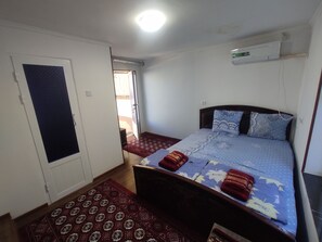 Quarto casal básico | Roupas de cama antialérgicas, edredons de pluma, escrivaninha