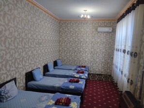 Quarto quádruplo básico | Roupas de cama antialérgicas, edredons de pluma, escrivaninha