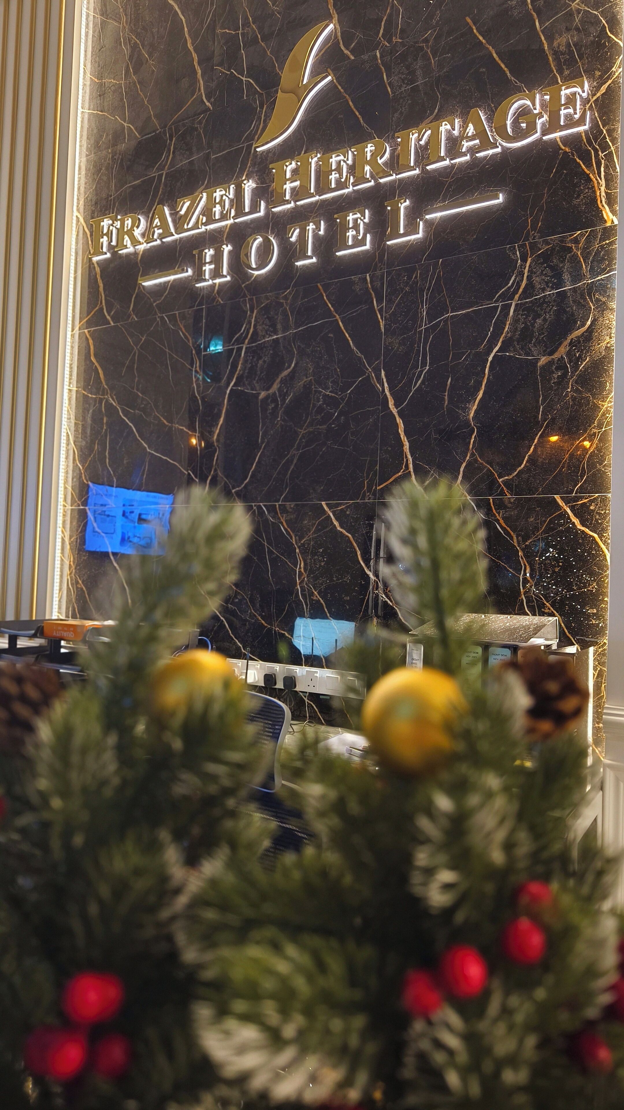 Placa para o 'TRAVEL HERITAGE HOTEL', com fundo de mármore e design moderno.