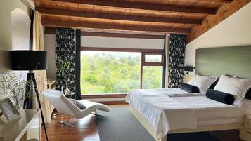 Quarto casal superior | Cofres nos quartos, individualmente decorados