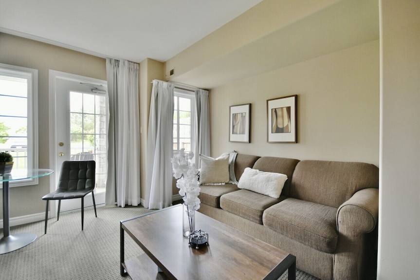 Cozy King Bed Suite/pullout Couch. Pool On Grounds - Horseshoe Valley