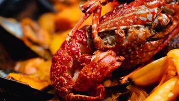 Prato de frutos do mar com caranguejo e mexilhões.