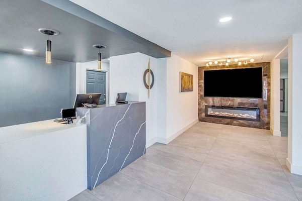 Quality Inn & Suites Columbia Harbison - Columbia, SC