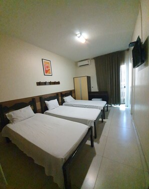 Quarto triplo clássico, vista para a cidade | Cofres nos quartos, escrivaninha, Wi-Fi de cortesia
