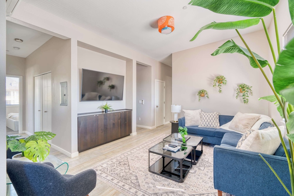 Rooftop Deck • City Views • Hawthorne 4BR - Portland | Vrbo