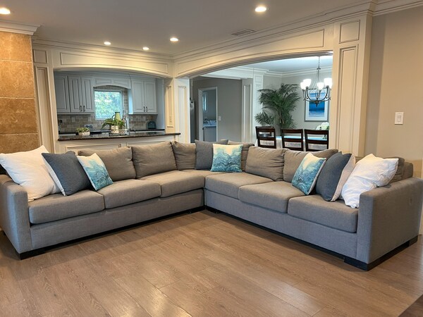 Fabulous 6 Bedroom , 4 Bath Pool W/jacuzzi Home - Orange, CA