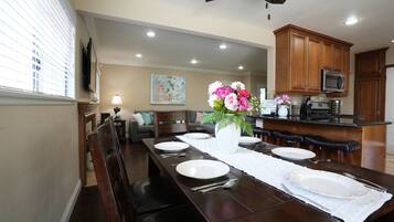 Casa, várias camas, pátio, vista para o jardim (Destination #19) | Refeições no quarto