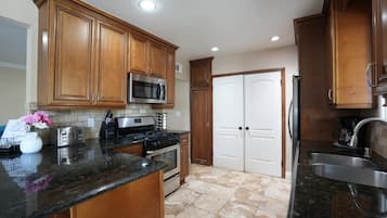 Casa, várias camas, pátio, vista para o jardim (Destination #19) | Cozinha privada | Uma cafeteira/bule, uma chaleira elétrica