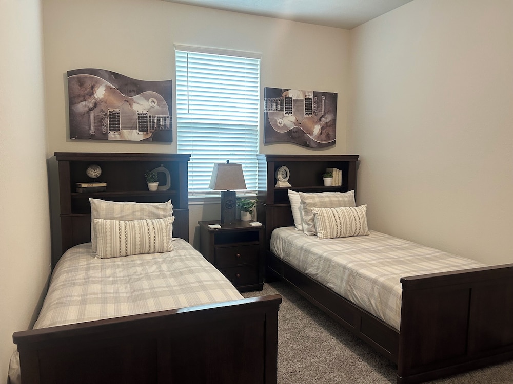 New!! Howdy Haus 5 Miles From Kyle Field! Cozy 4-bedroom House - Bryan