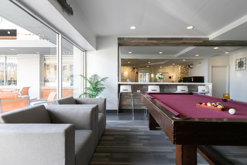 Hip Edgewater 2BR w/ Patio Deck, near Beach & Red Line, by Blueground - Chicago | Vrbo