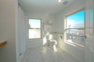 Quarto casal luxo, 1 cama King, vista para a cidade | Banheiro | Chuveiro, ducha de hidromassagem, secador de cabelo, toalhas de banho