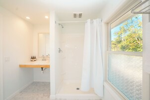 Quarto casal luxo, 1 cama King, vista para a cidade | Banheiro | Chuveiro, ducha de hidromassagem, secador de cabelo, toalhas de banho