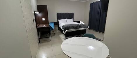 Quarto Individual Deluxe | Sala de estar | Smart TV de 42 polegadas com canais digitais, serviços de streaming